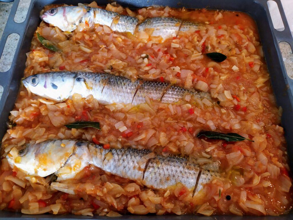 Fish With Onions-Tavë Qefulli Me Qepë|Family Cooking Recipes